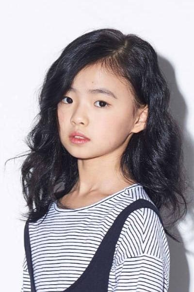 Kim Si-a Wiki, Biography, Age, Gallery, Spouse and more