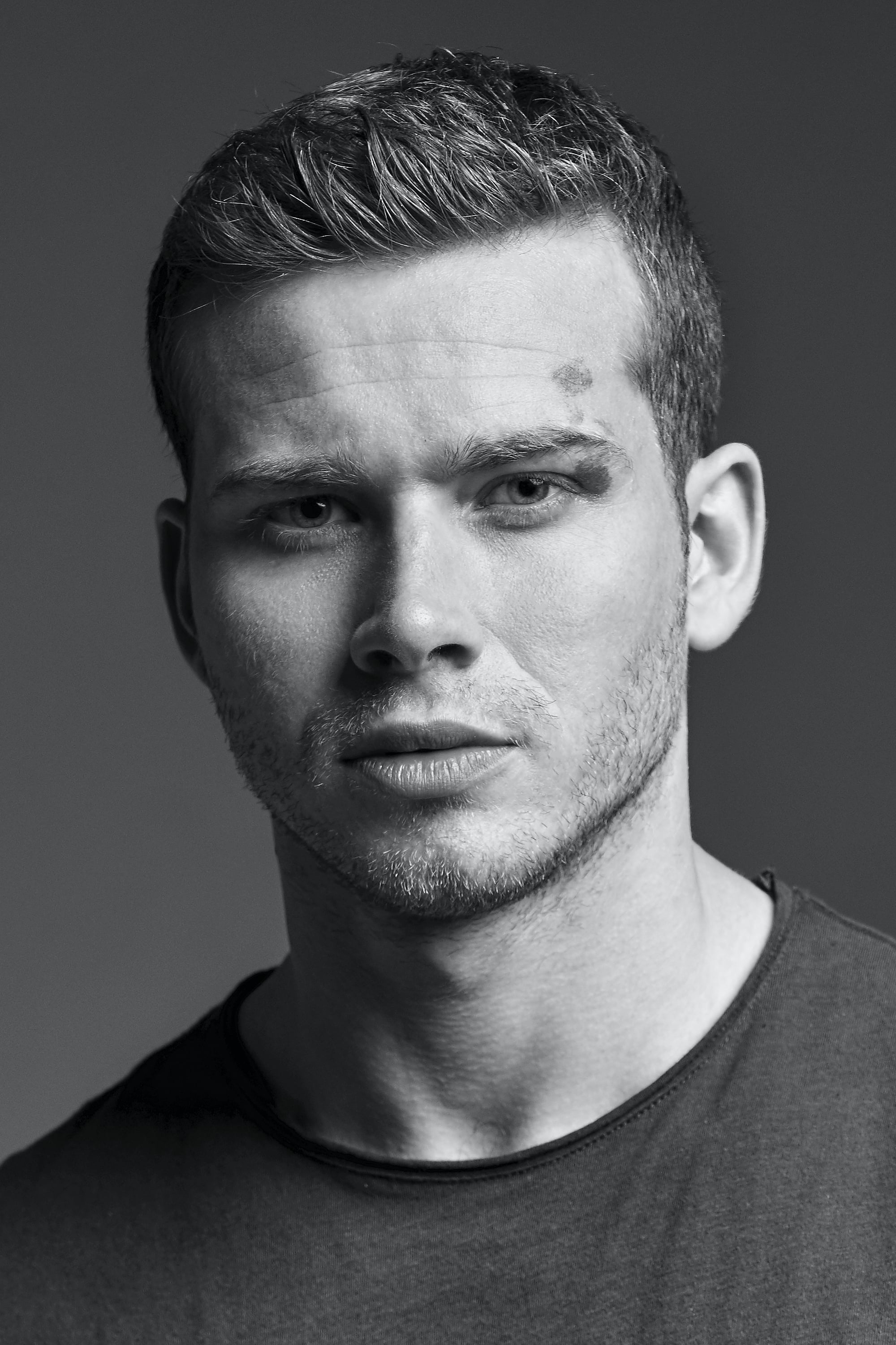Oliver Stark Wiki, Biography, Age, Photos, Spouse and more