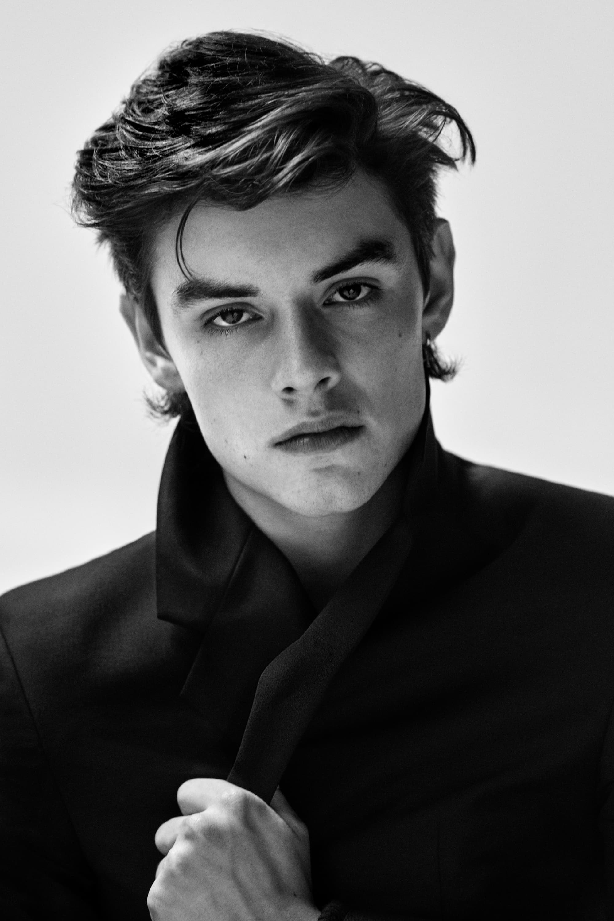 Louis Partridge Wiki, Biography, Age, Gallery, Spouse and more