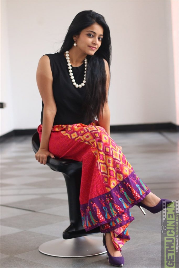 Actress Janani Iyer cute gallery | Gethu Cinema