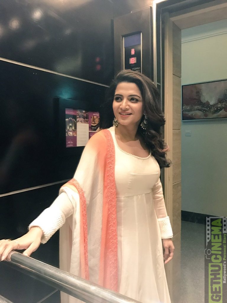 Anchor DivyaDarshini – DD Latest Cute HD Gallery | Gethu Cinema