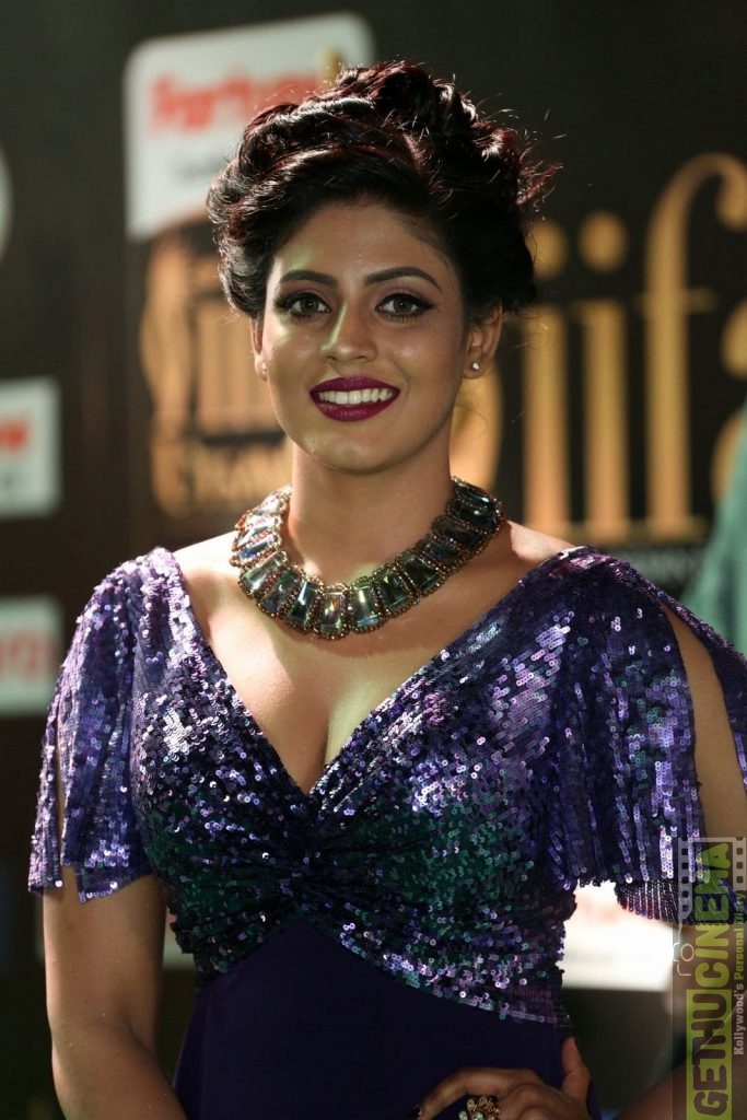 Actress Iniya 2017 Latest Cute HD Gallery | Gethu Cinema