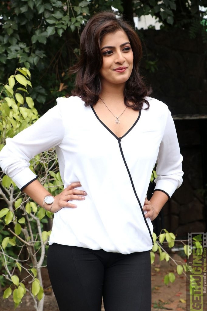 Varalaxmi Sarathkumar Latest New HD Pictures | Gethu Cinema