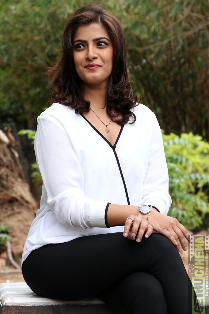 Varalaxmi Sarathkumar Latest New HD Pictures | Gethu Cinema