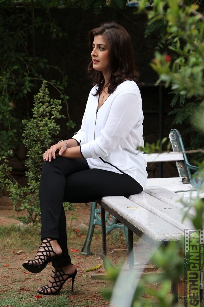 Varalaxmi Sarathkumar Latest New HD Pictures | Gethu Cinema