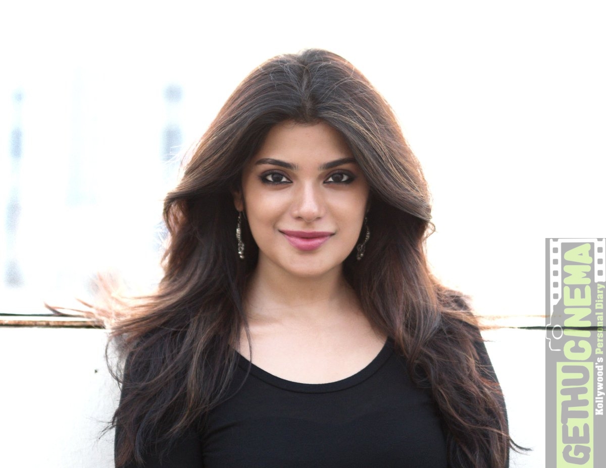 Naragasooran Actress Aathmika 2017 New HD Pictures | Gethu Cinema