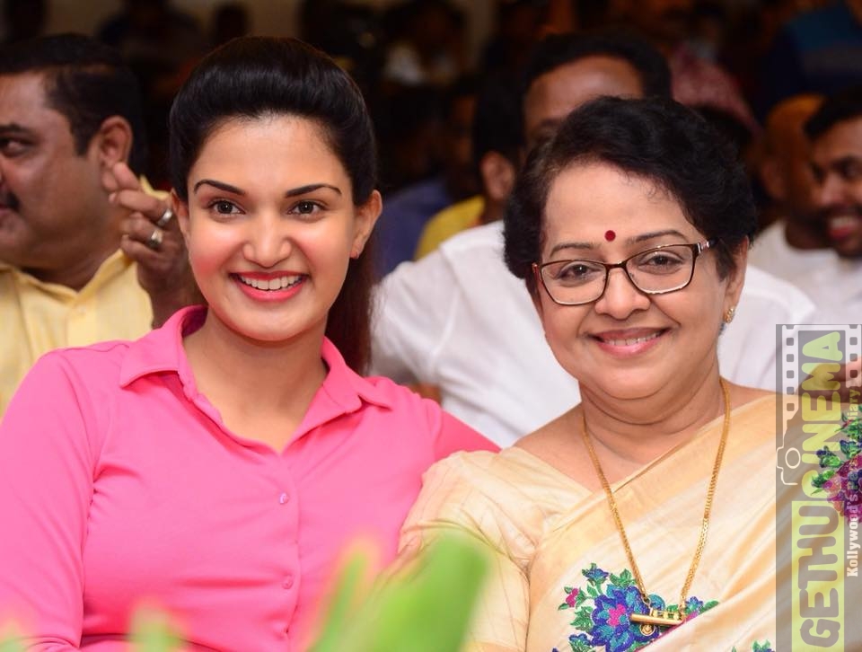 Actress Honey Rose 2017 Latest Cute HD Stills - Gethu Cinema