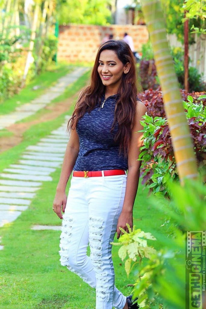 Recent Pictures of Sanjana Singh | Gethu Cinema