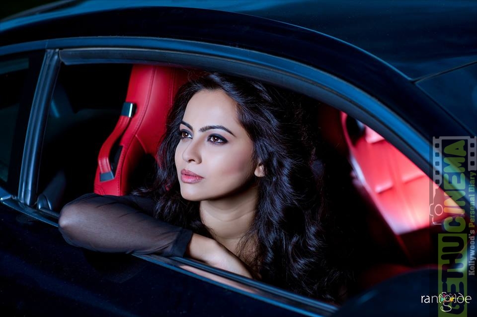 Athithi Das, car, photo shoot, night | Gethu Cinema