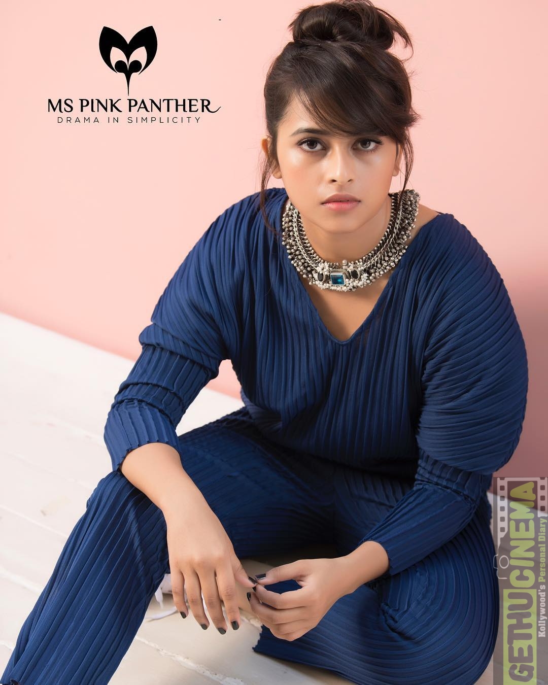 Actress Sri Divya Photoshoot & 2018 HD Pictures | Gethu Cinema