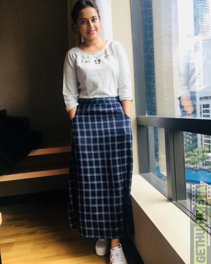 Actress Sri Divya Photoshoot & 2018 HD Pictures - Gethu Cinema