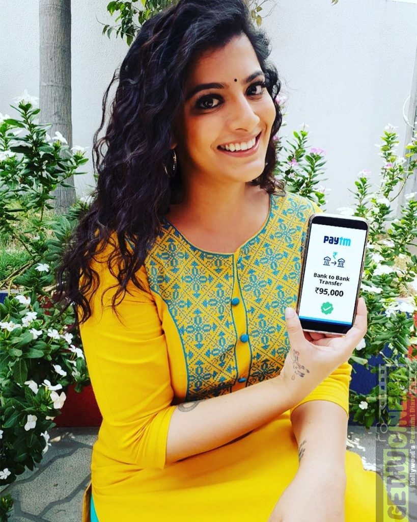 Actress Varalaxmi Sarathkumar 2018 HD Gallery | Selfie & Instagram ...