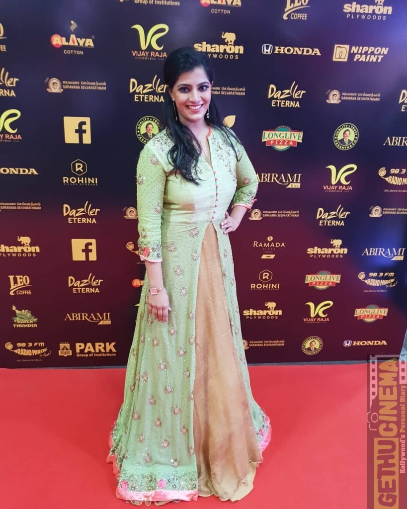 Actress Varalaxmi Sarathkumar 2018 HD Gallery | Selfie & Instagram ...