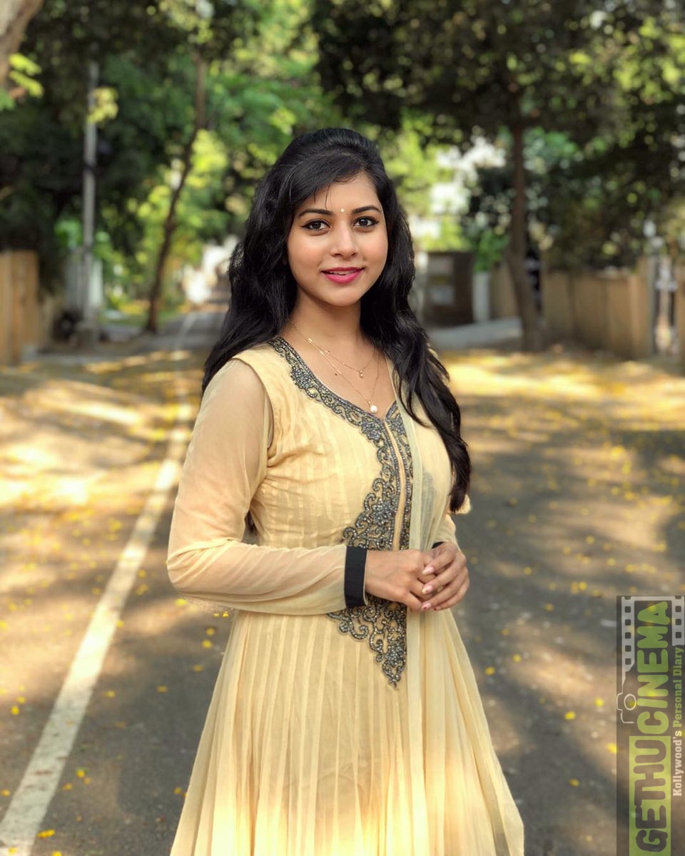 Actress Suza Kumar Selfie Pictures & 2018 HD Gallery - Gethu Cinema