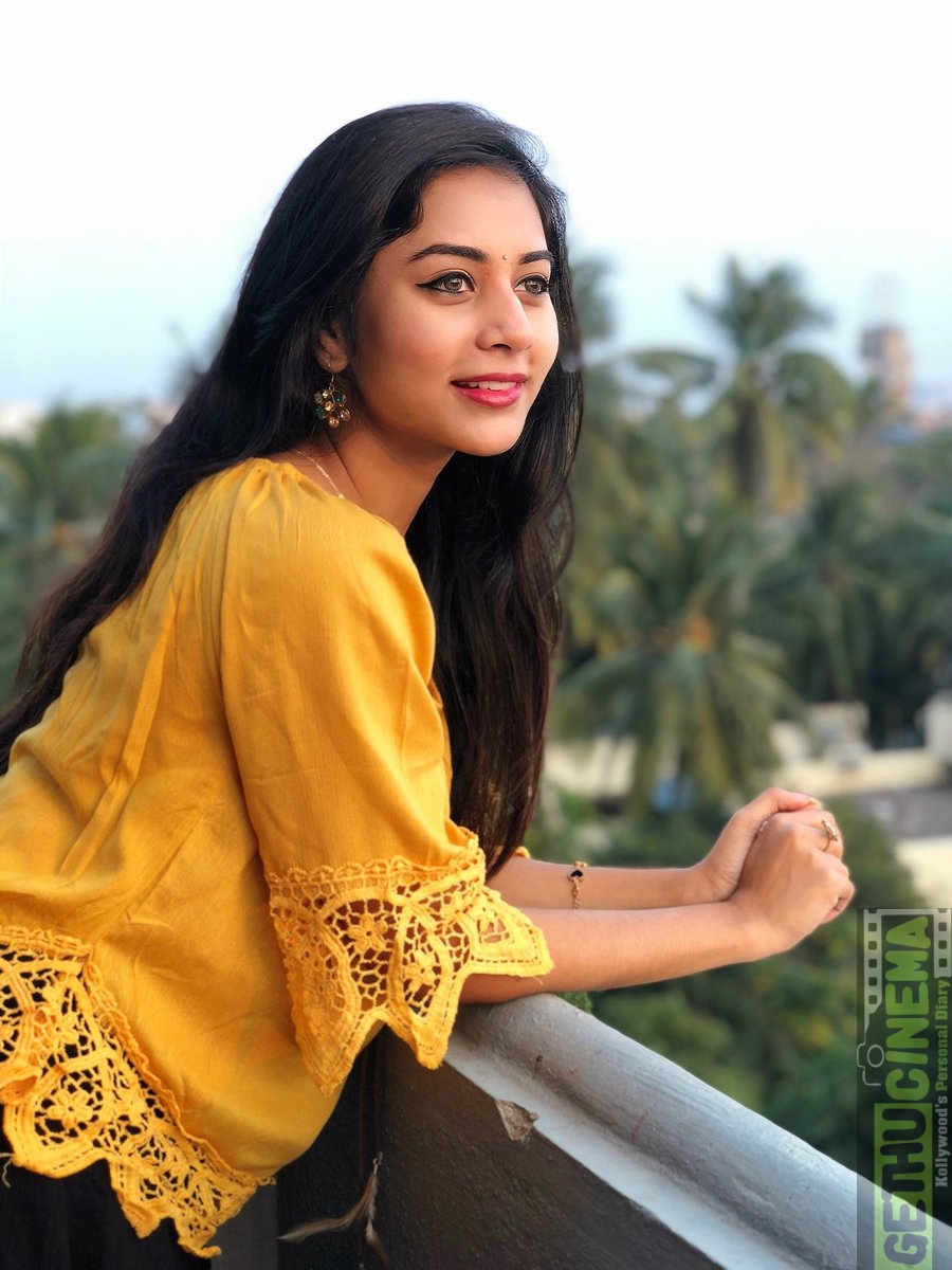 Actress Suza Kumar Selfie Pictures & 2018 HD Gallery - Gethu Cinema