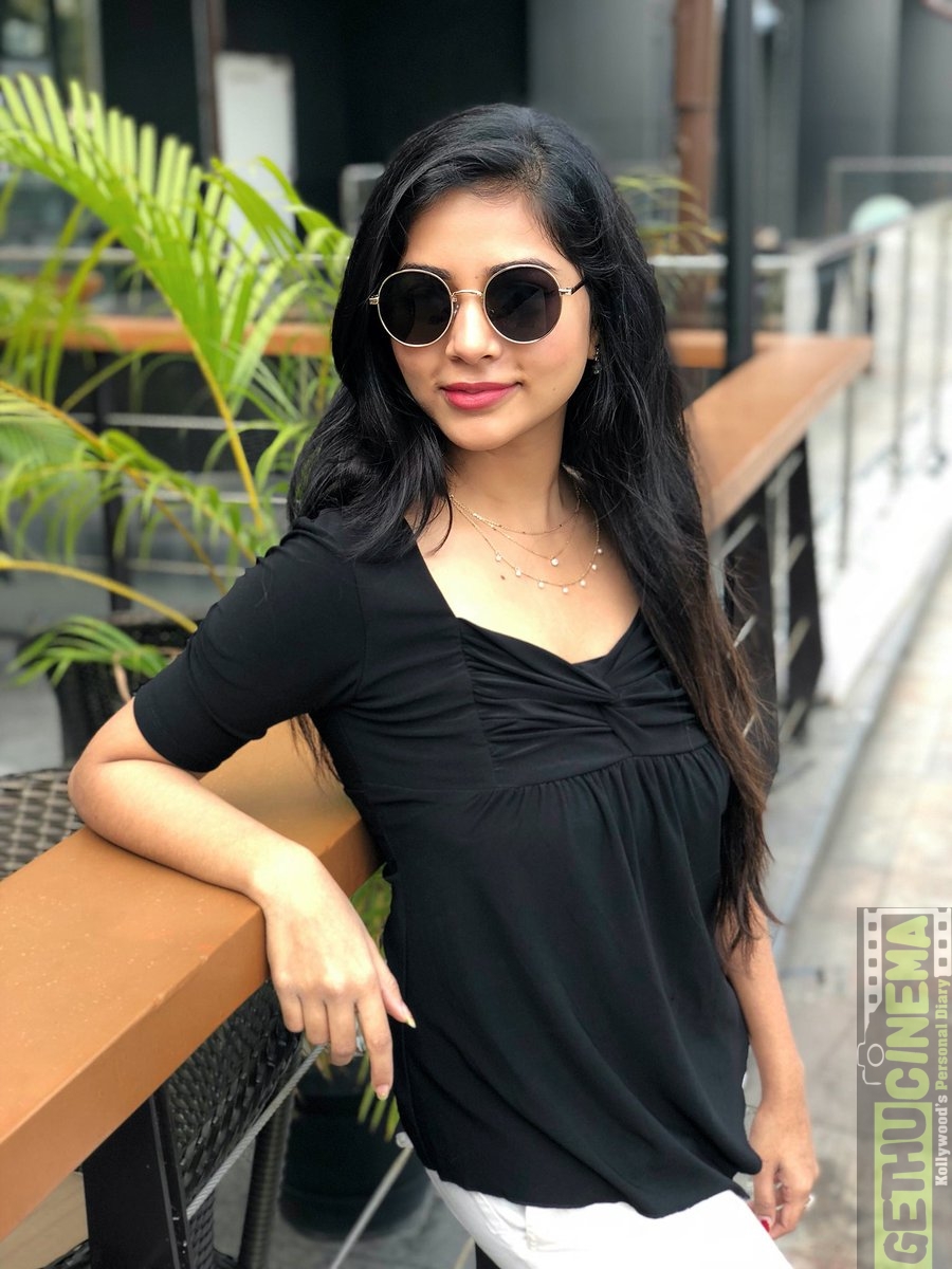 Actress Suza Kumar Selfie Pictures & 2018 HD Gallery - Gethu Cinema