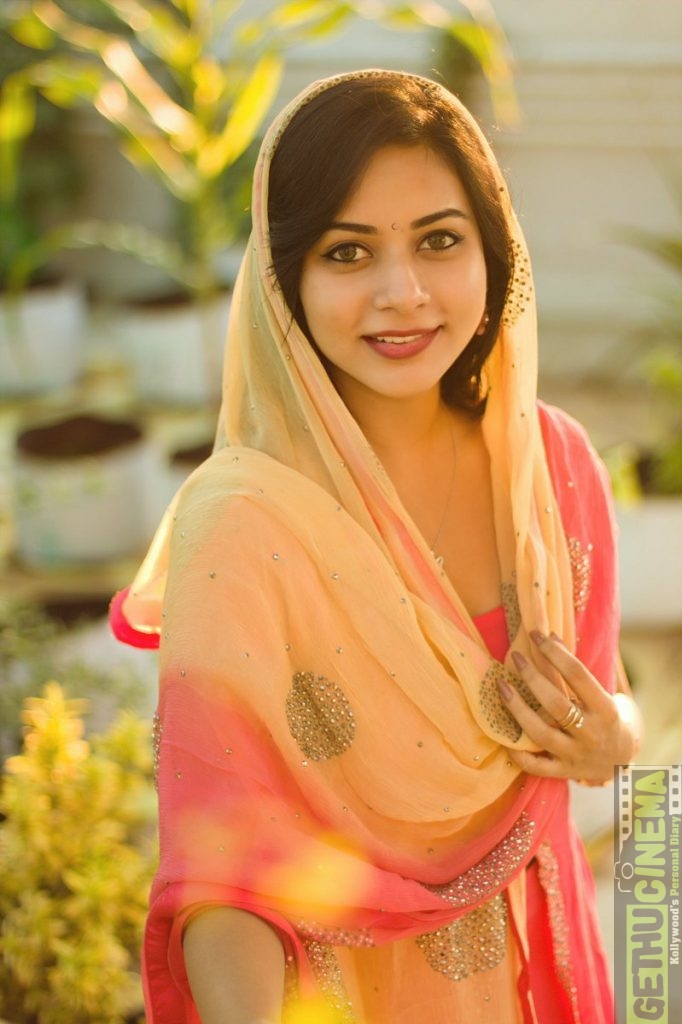 Actress Suza Kumar Selfie Pictures & 2018 HD Gallery - Gethu Cinema