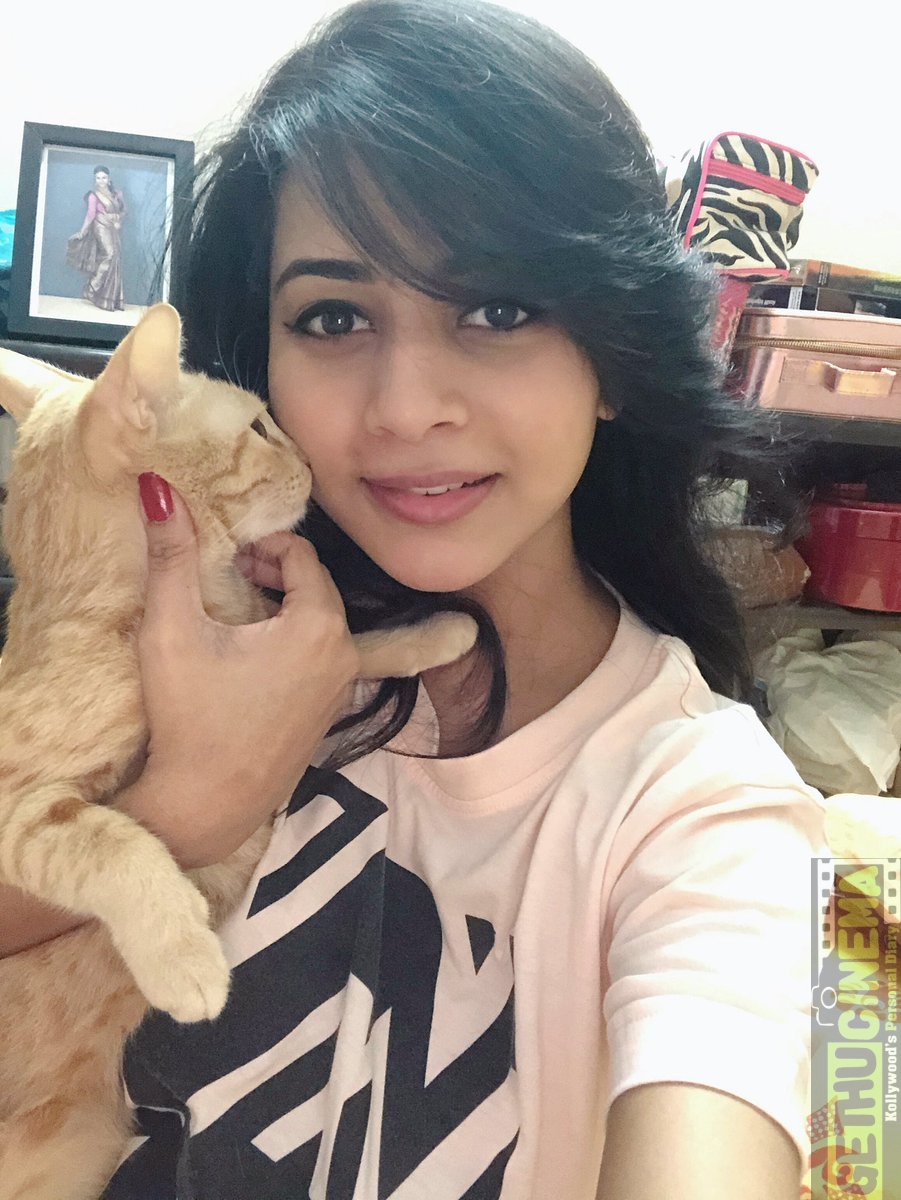Actress Suza Kumar Selfie Pictures & 2018 HD Gallery - Gethu Cinema