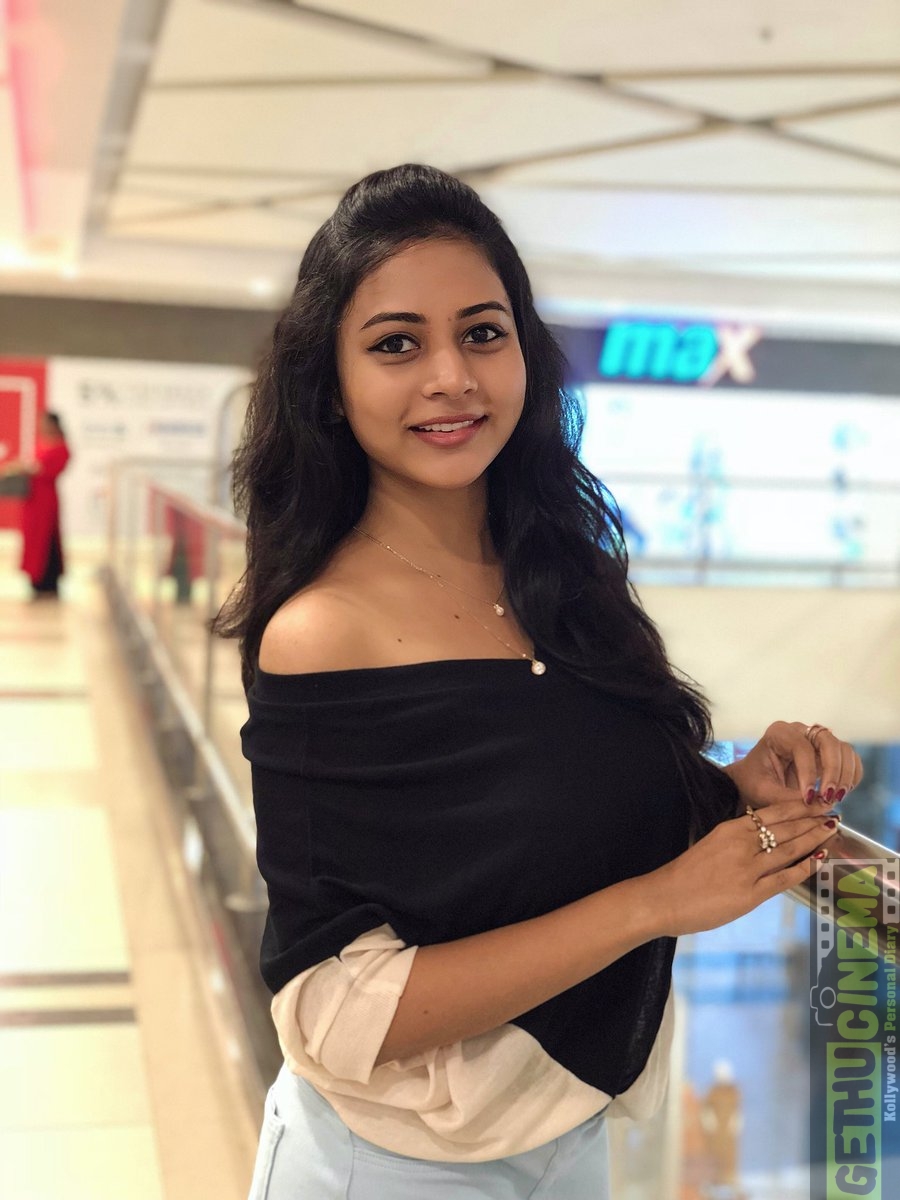 Actress Suza Kumar Selfie Pictures & 2018 HD Gallery - Gethu Cinema