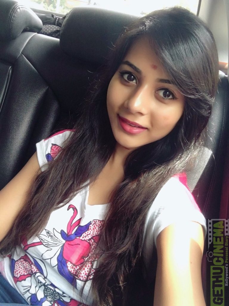 Actress Suza Kumar Selfie Pictures & 2018 HD Gallery - Gethu Cinema