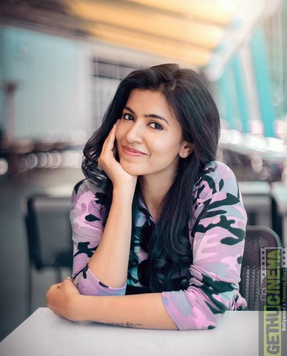 Anju Kurian, wallpaper, smile, hd | Gethu Cinema
