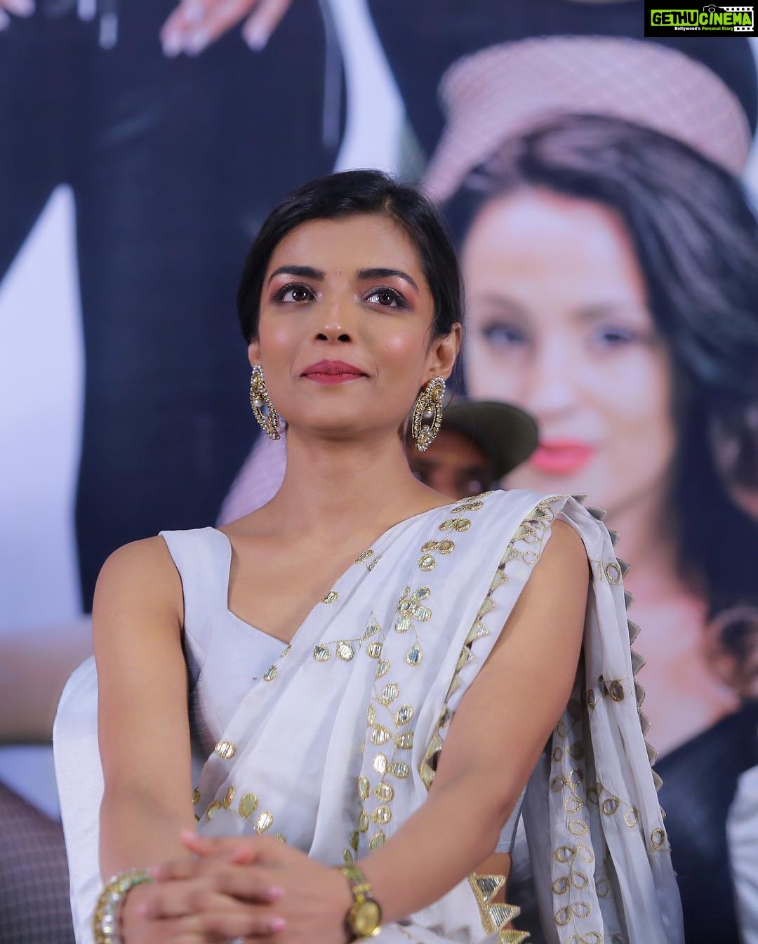 Actress Ashna Zaveri 2018 Latest HD Images - Gethu Cinema