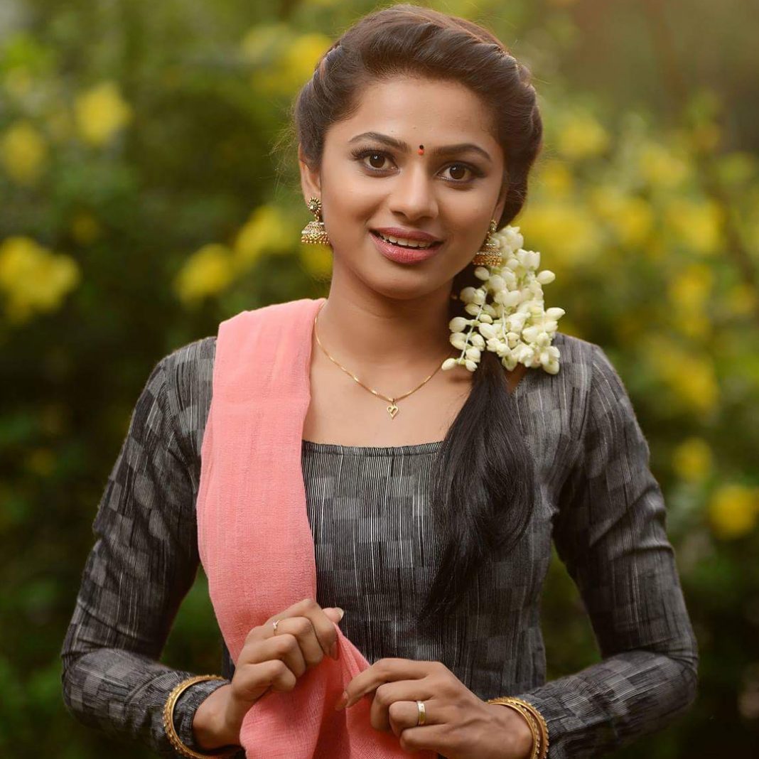 Delna Davis, red dress, graceful | Gethu Cinema