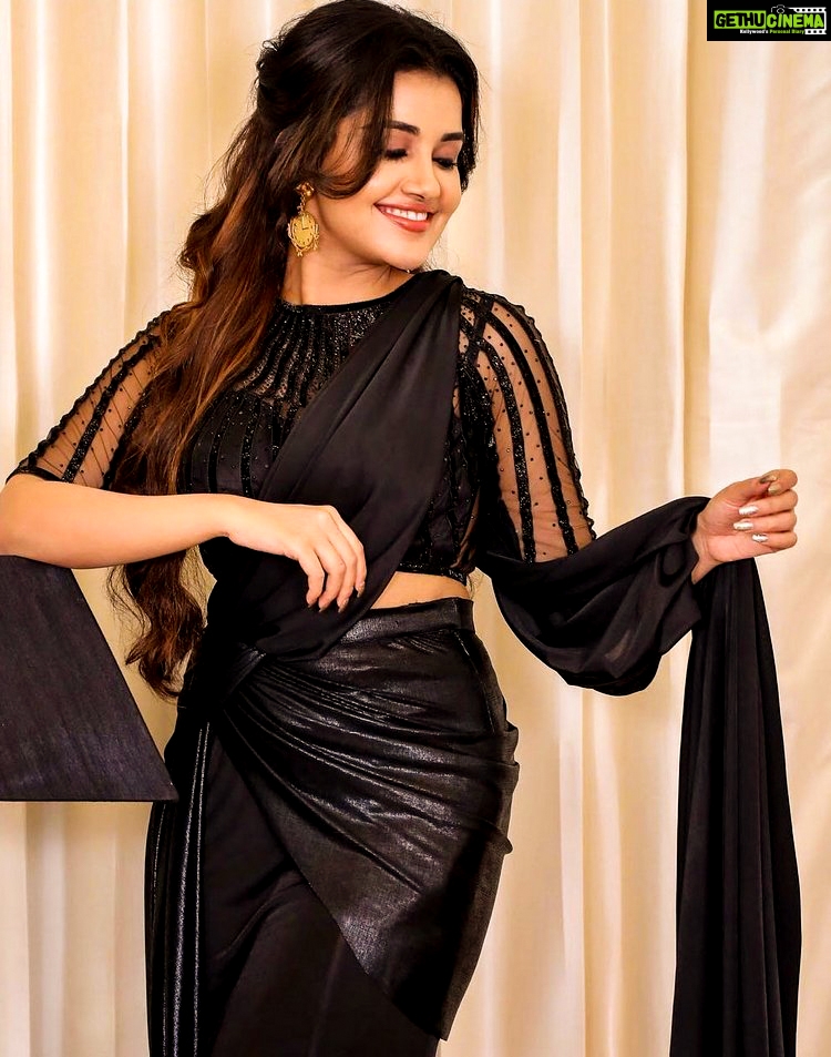 Anupama Parameswaran, shy, tamil actress, saree | Gethu Cinema