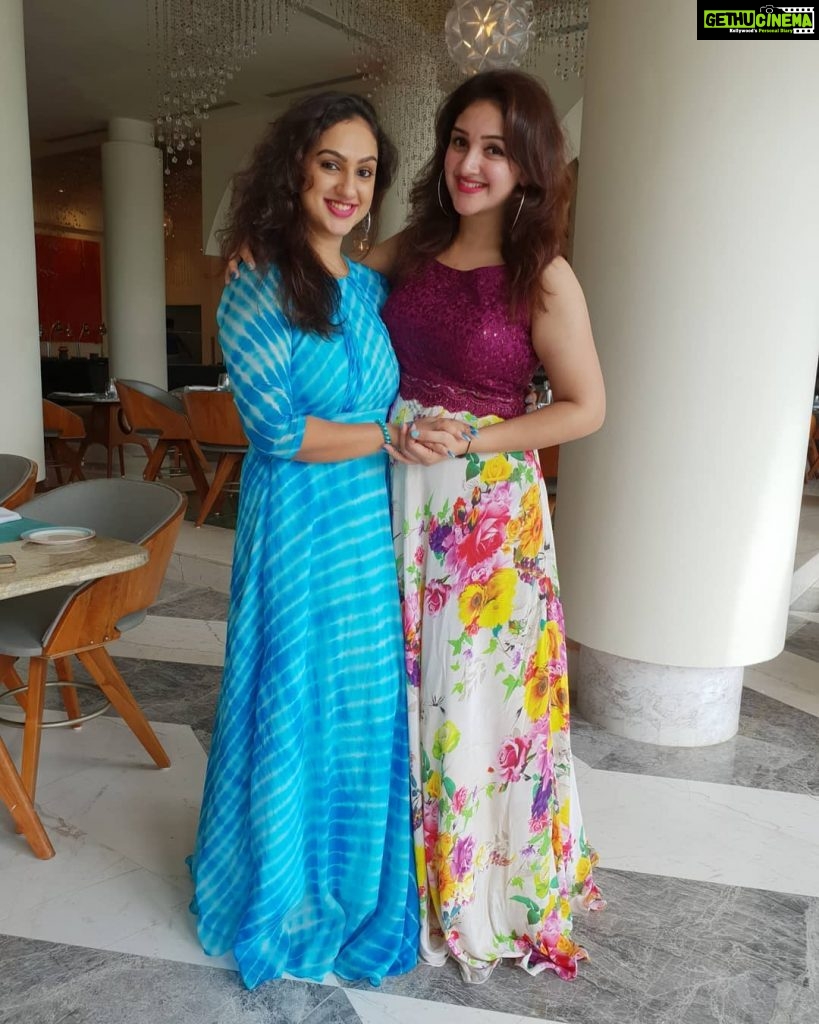 Actor Arun Vijay with Family & Cousins Sisters Gallery | Gethu Cinema