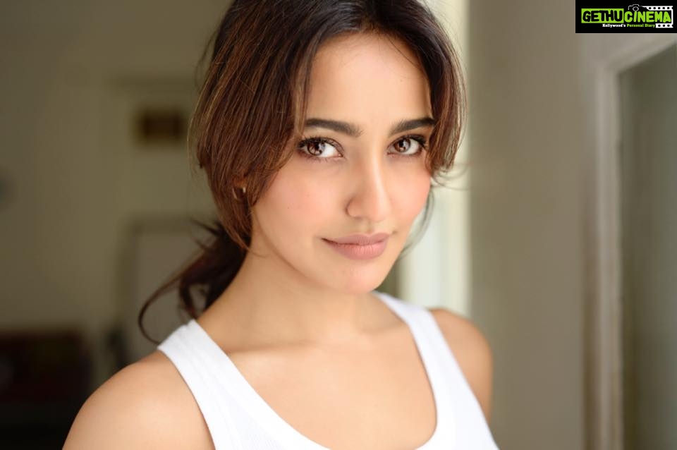 Neha Sharma, selfie, without makeup | Gethu Cinema