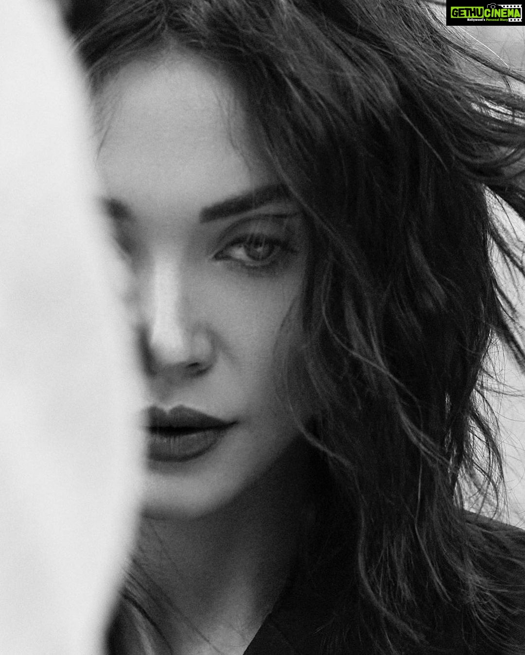 Actress Amy Jackson Instagram Photos and Posts October 2020 - Gethu Cinema