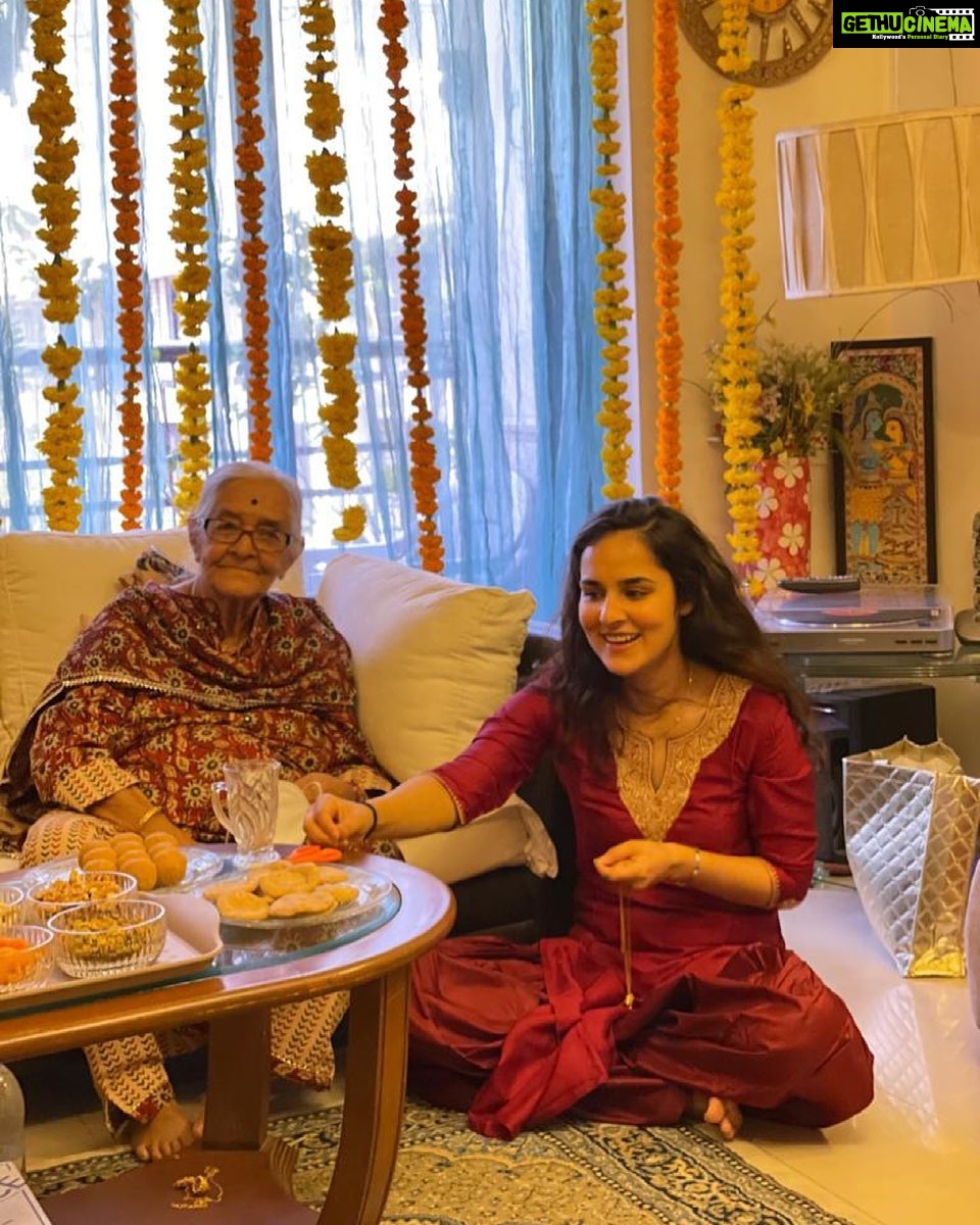 Angira Dhar Instagram – When your Nani got your back 🥰 | Gethu Cinema