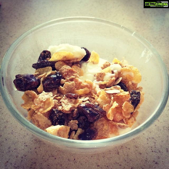 Anushka Sharma Instagram – Yoghurt and Muesli 😊 #healthy&yummy #snack ...