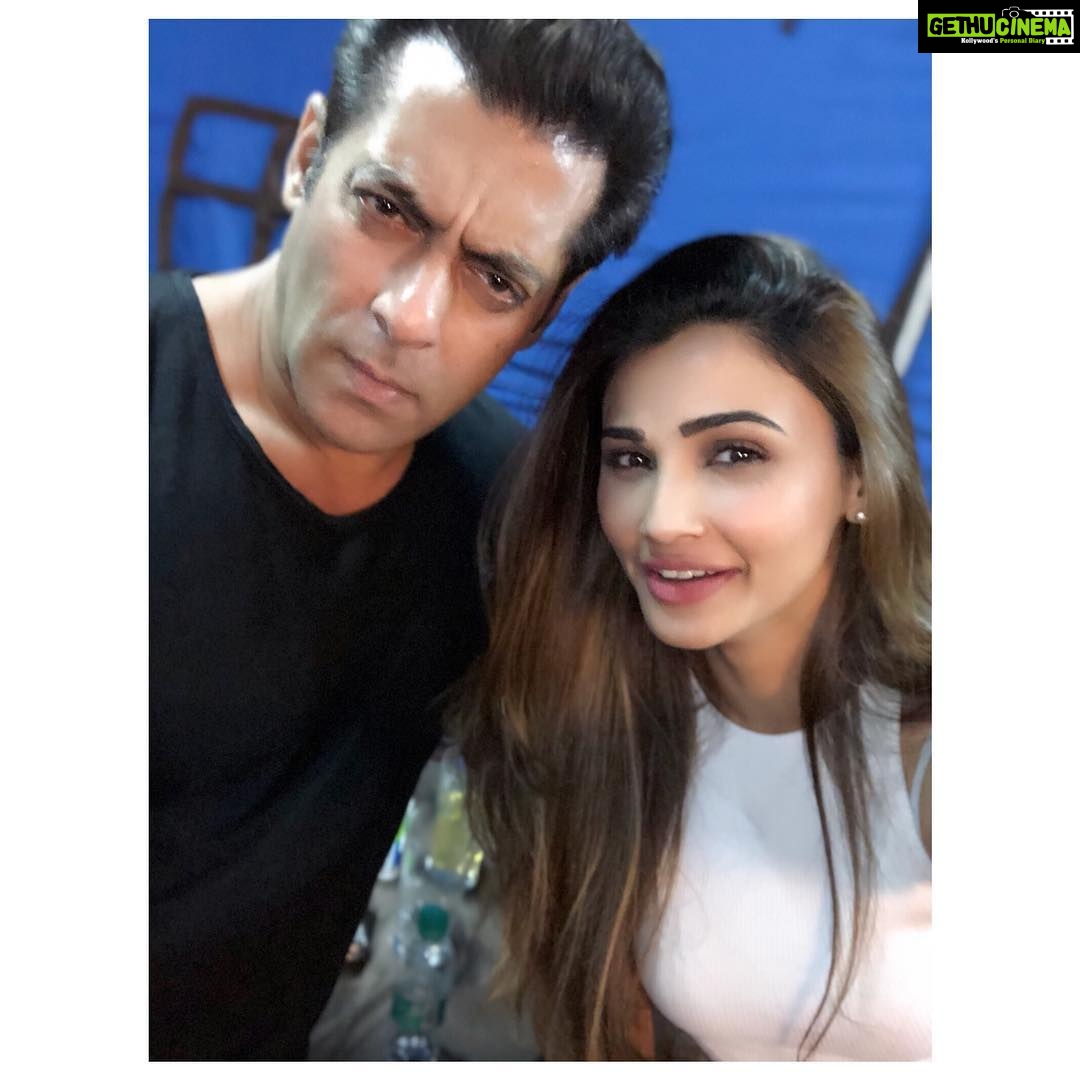 Daisy Shah Instagram – Nailing the playful-angry face look a pro! 😡😎 ...