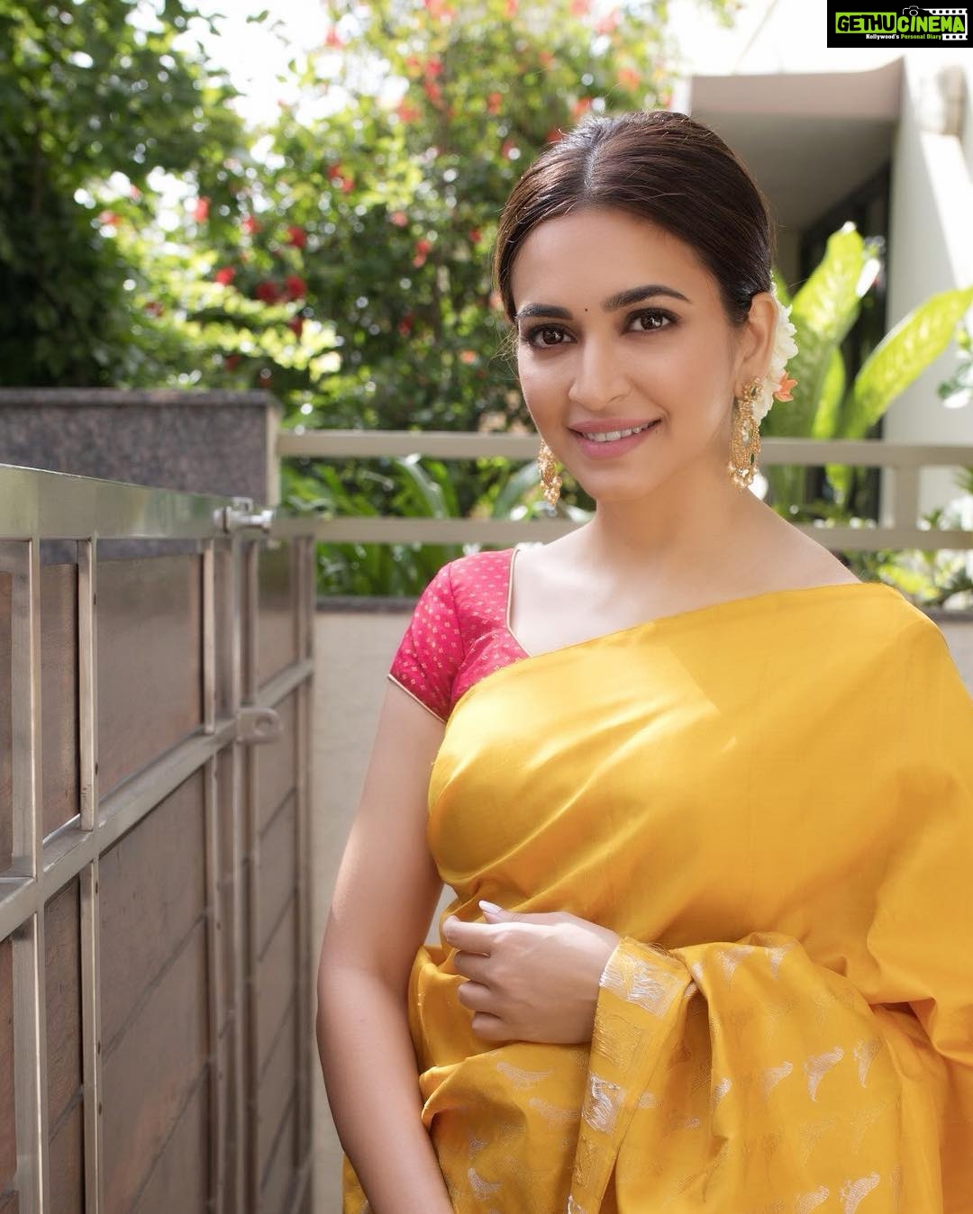 Kriti Kharbanda Instagram – Yeh nafrat Buri hai, na paalo isse, Dilon ...