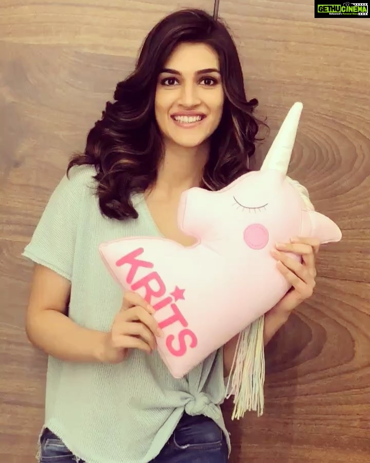 Kriti Sanon Instagram – My new car pillow!! Love Love Love it ...