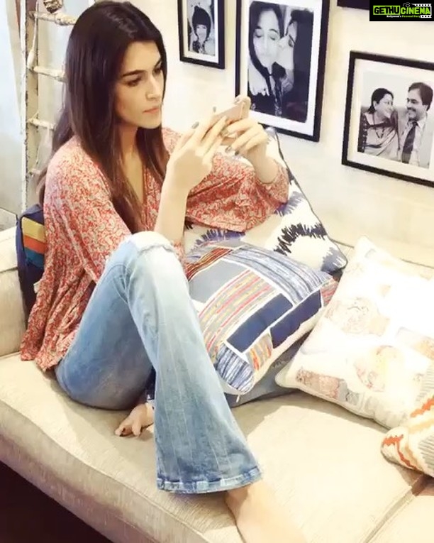 Kriti Sanon Instagram – Well i just cant stop singing/watching/humming #IkVaariAa !! ️🎤🎧 Its on ...