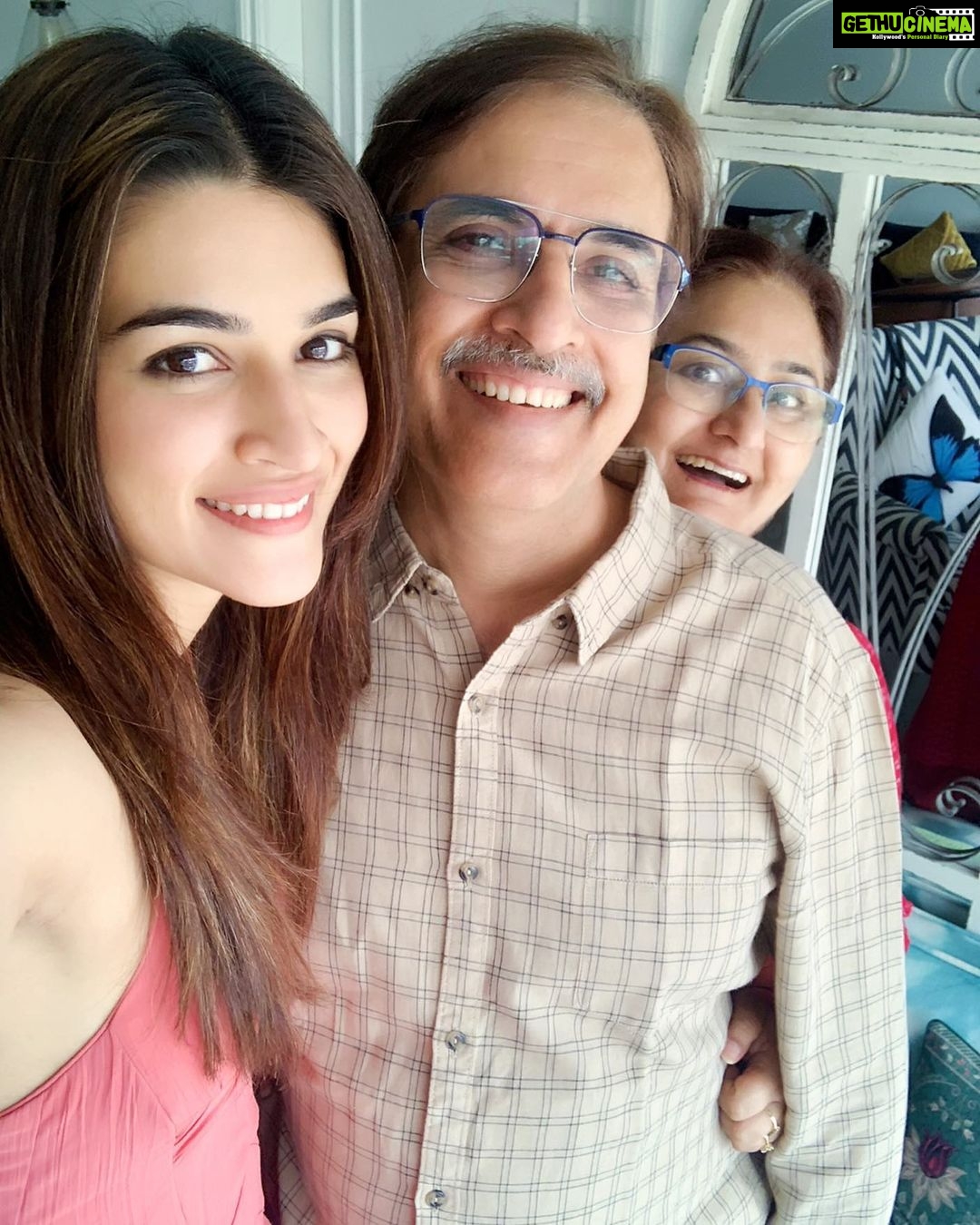 Kriti Sanon Instagram – When my excited punjabi maa photobombs a Father ...