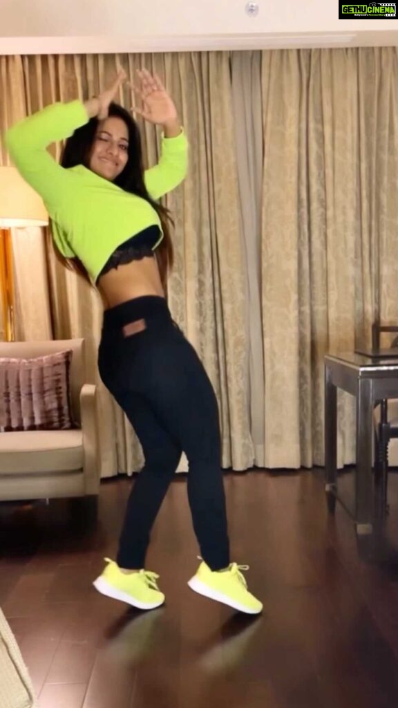 Actress Leesha Instagram Photos and Posts – December 2021 | Gethu Cinema