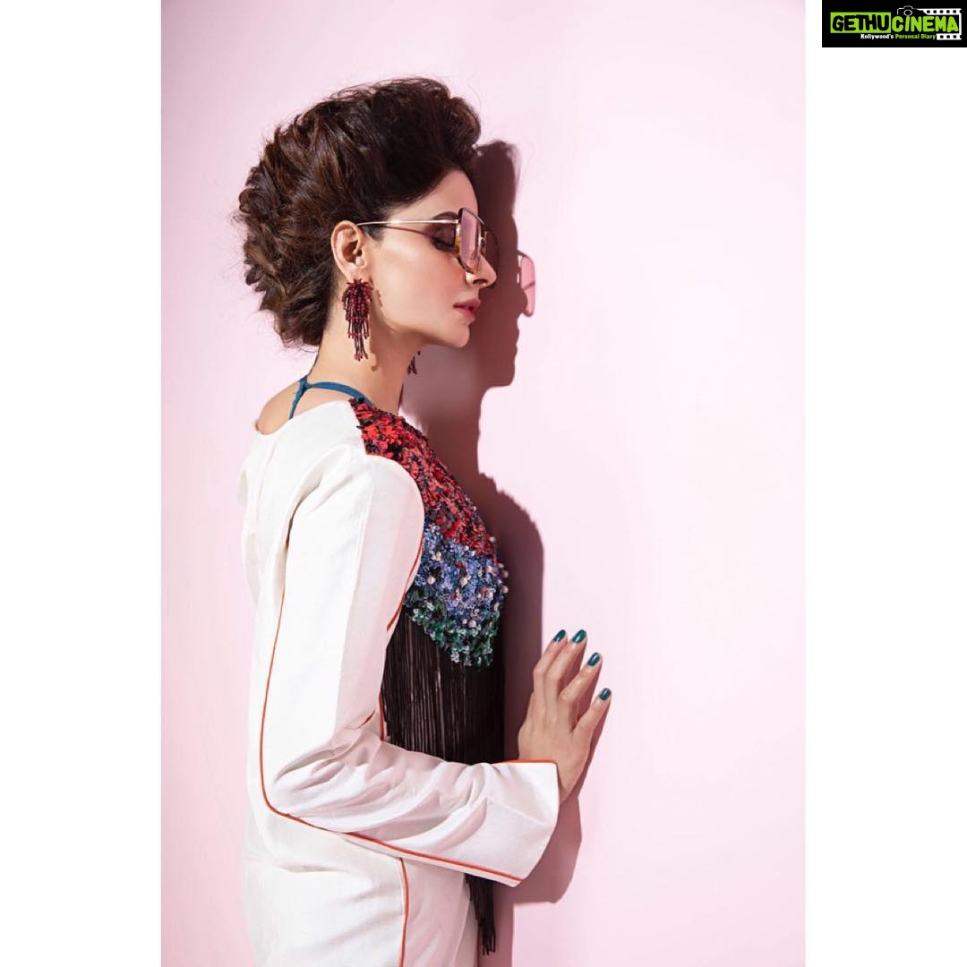 Saba Qamar Zaman Instagram – Magazine @graziapak Hair & makeup ...
