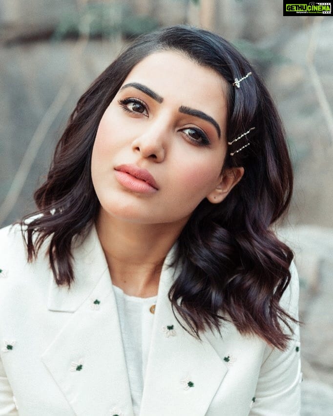 Samantha Instagram – 😊Outfit @ode.to.odd Styled by @jukalker 📸 ...