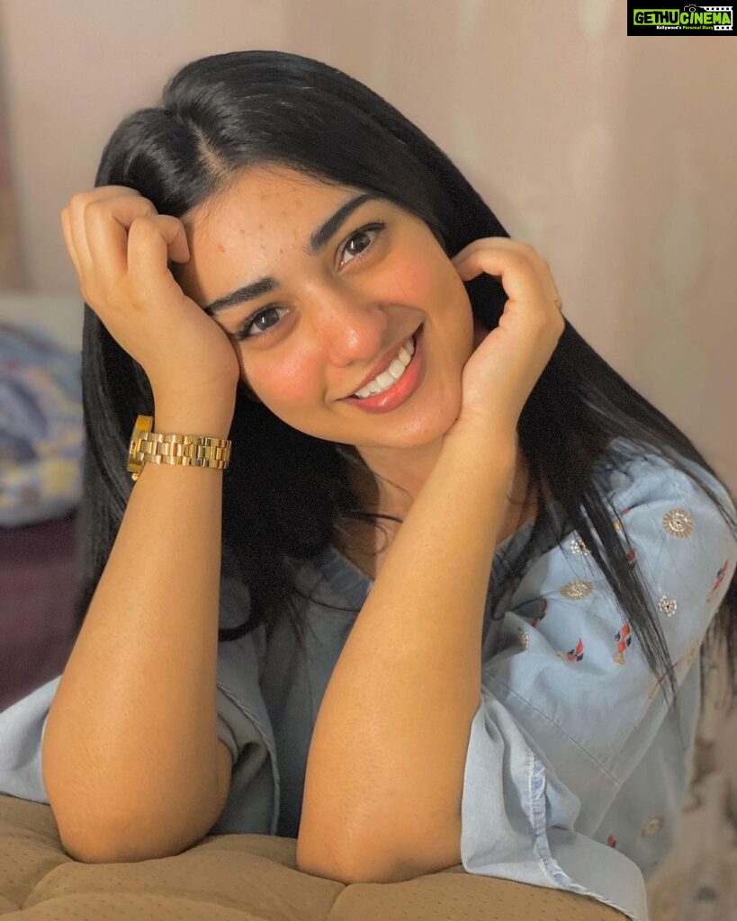 Sarah Khan Instagram - Wearing my beautiful Mamas 👗 📸 : BABA Karachi ...