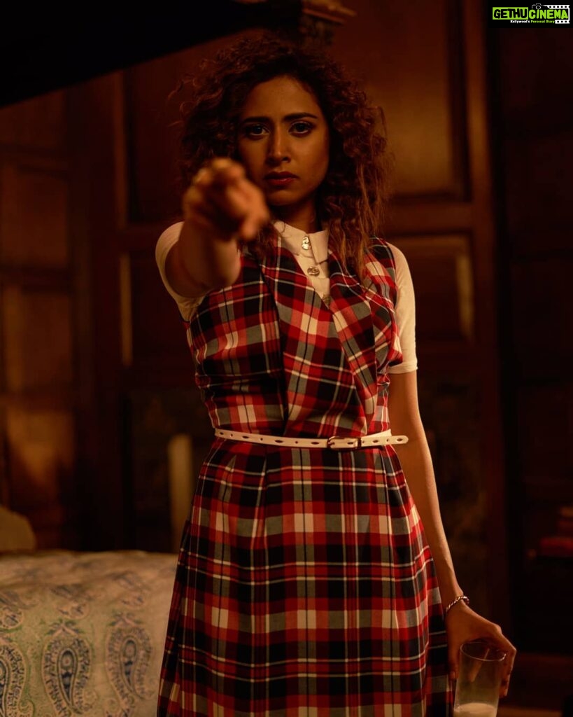 Sargun Mehta Instagram – 🙏🙏🙏 sirf review’s naal kam ni banana . jaao ...