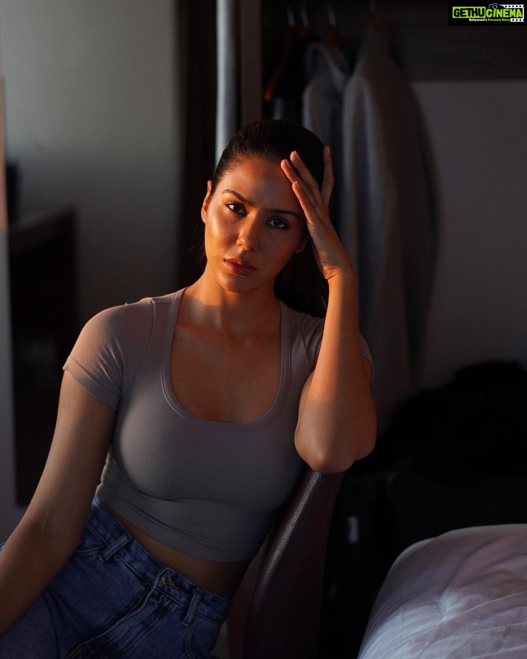 Sonam Bajwa Instagram – 𝙎𝙤 𝙢𝙖𝙣𝙮 𝙥𝙚𝙤𝙥𝙡𝙚 𝙖𝙧𝙚 𝙞𝙣 𝙡𝙤𝙫𝙚 𝙖𝙣𝙙 𝙖𝙧𝙚 𝙣𝙤𝙩 𝙩𝙤𝙜𝙚𝙩𝙝𝙚𝙧 ...