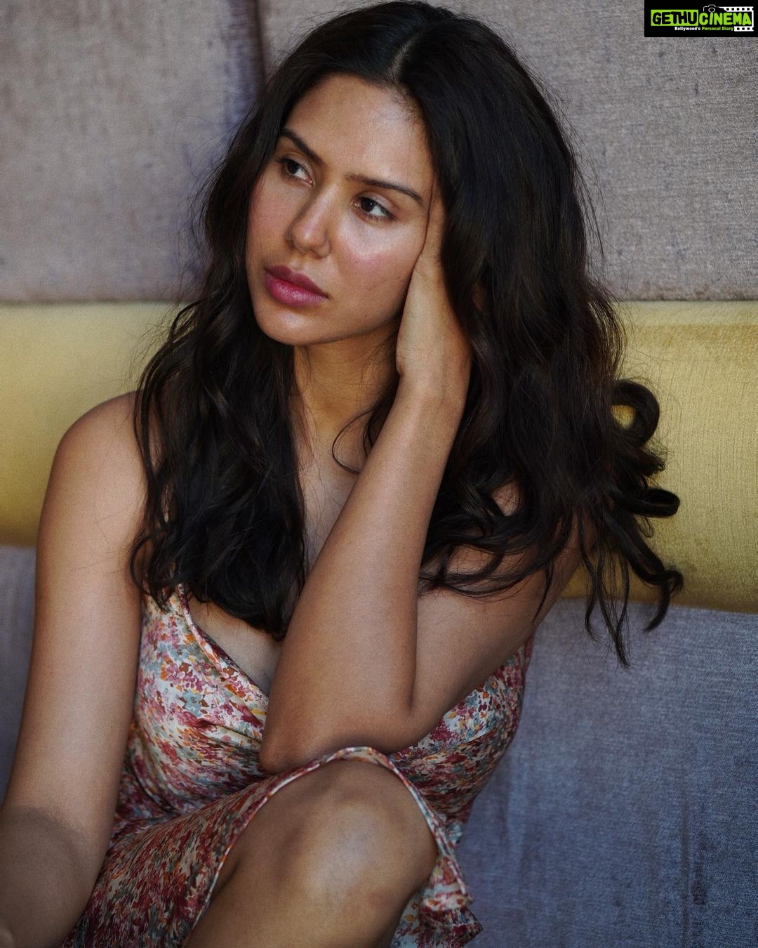 Sonam Bajwa Instagram – 🌹🌹 | Gethu Cinema