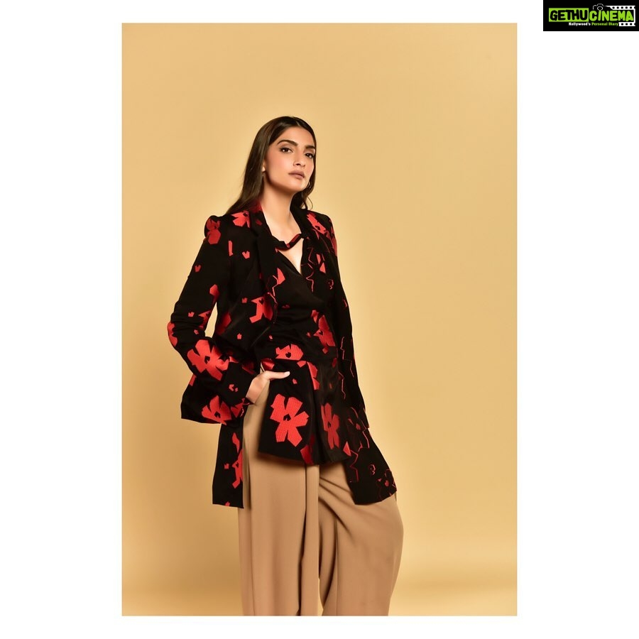 Sonam Kapoor Instagram – 🌺🌺 Look @roland_mouret Bag @wearerheson Shoes ...