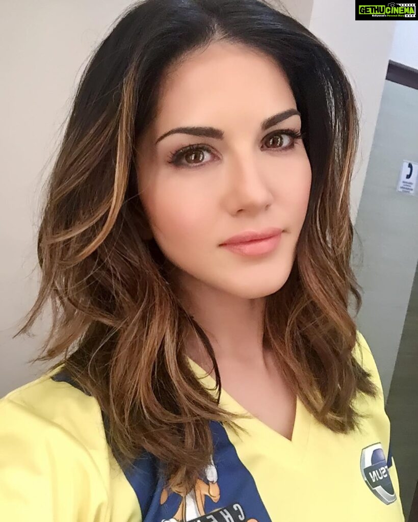 Sunny Leone Instagram - Gearing up to watch some cricket!! - Gethu Cinema