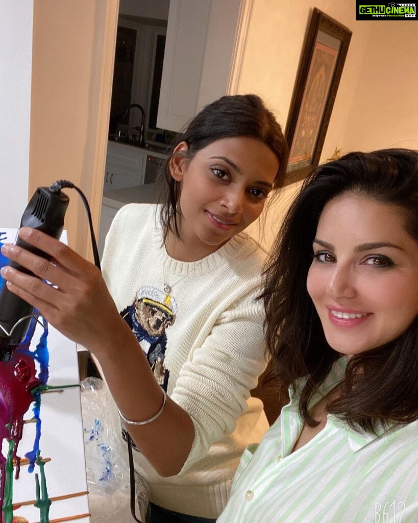 Sunny Leone Instagram – 😘 . . . Lip – #Coralicious Intense Matte ...