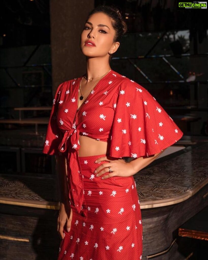 Sunny Leone Instagram - Unleash the gamer within, sign up on ...