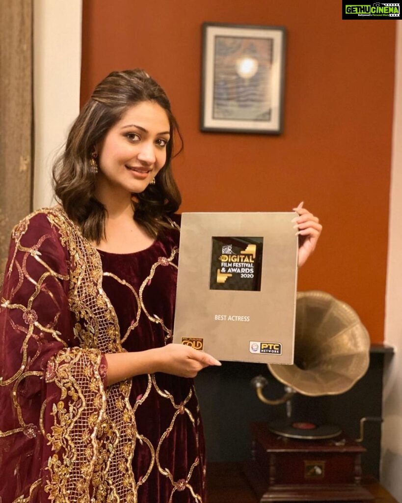 Yami Gautam Instagram - Hair & Make-up by myself, done right ...atleast ...